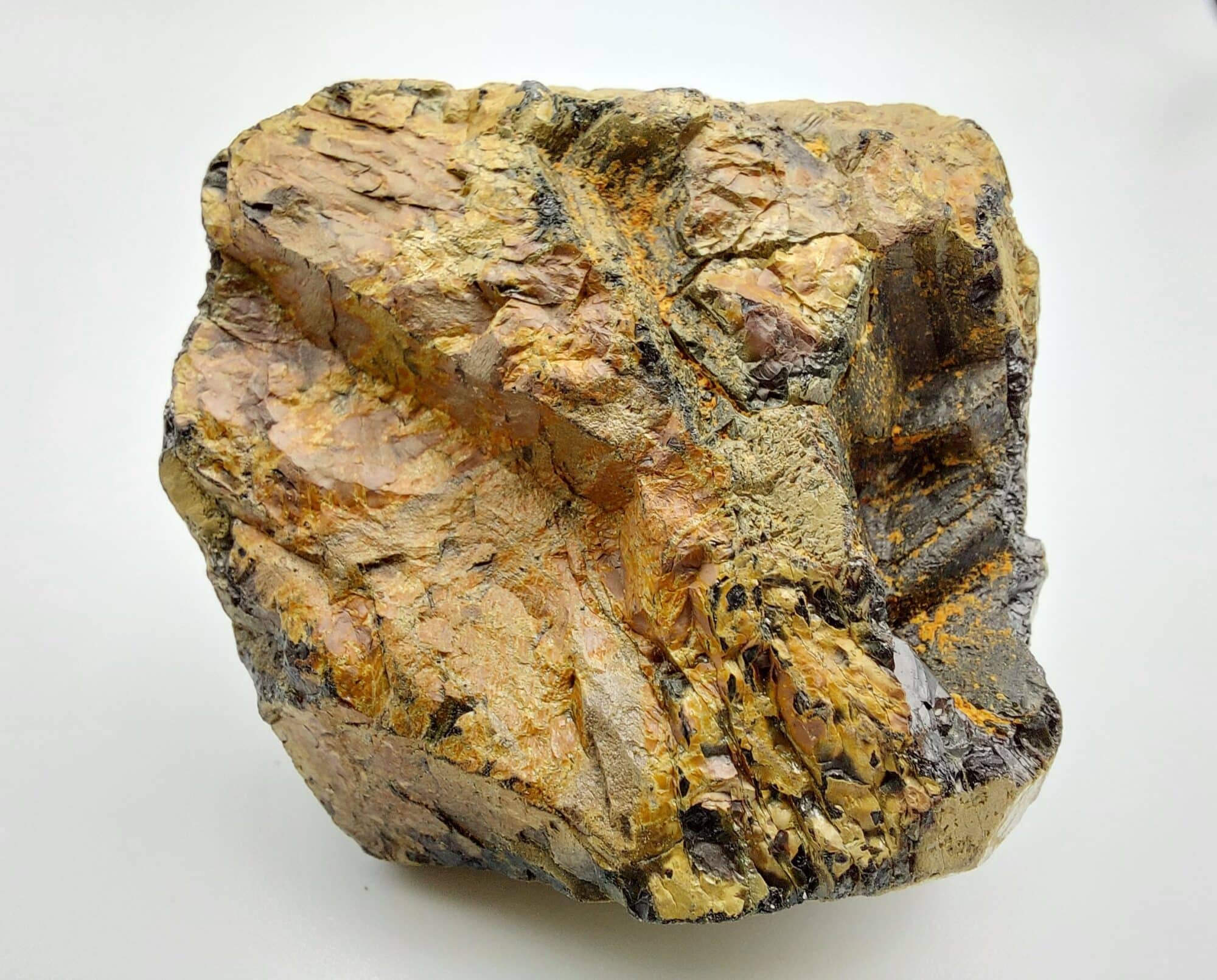 Spinel (var. Pleonaste), Betroka, Anosy, Madagascar.