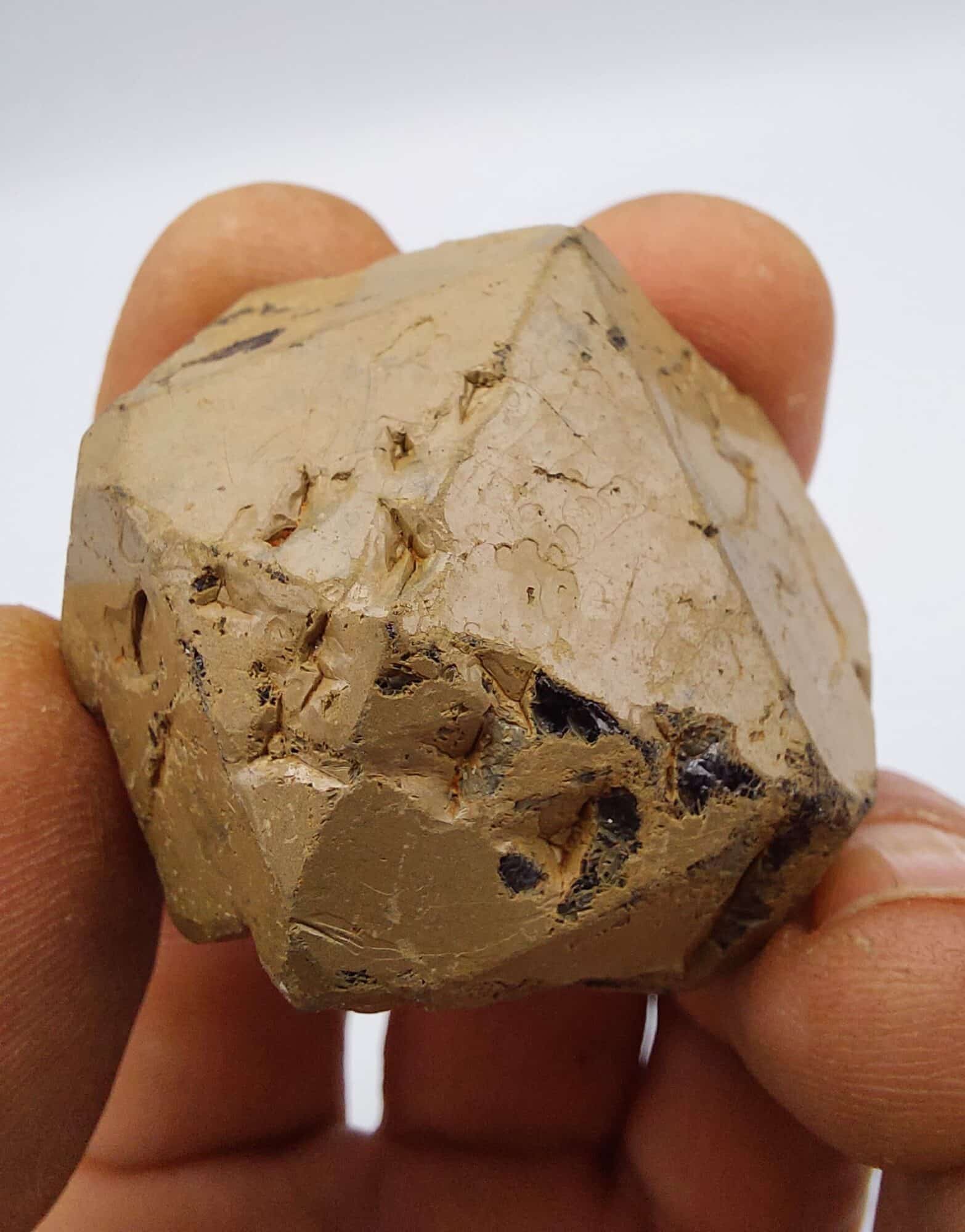 Spinel (var. Pleonaste), Betroka, Anosy, Madagascar.