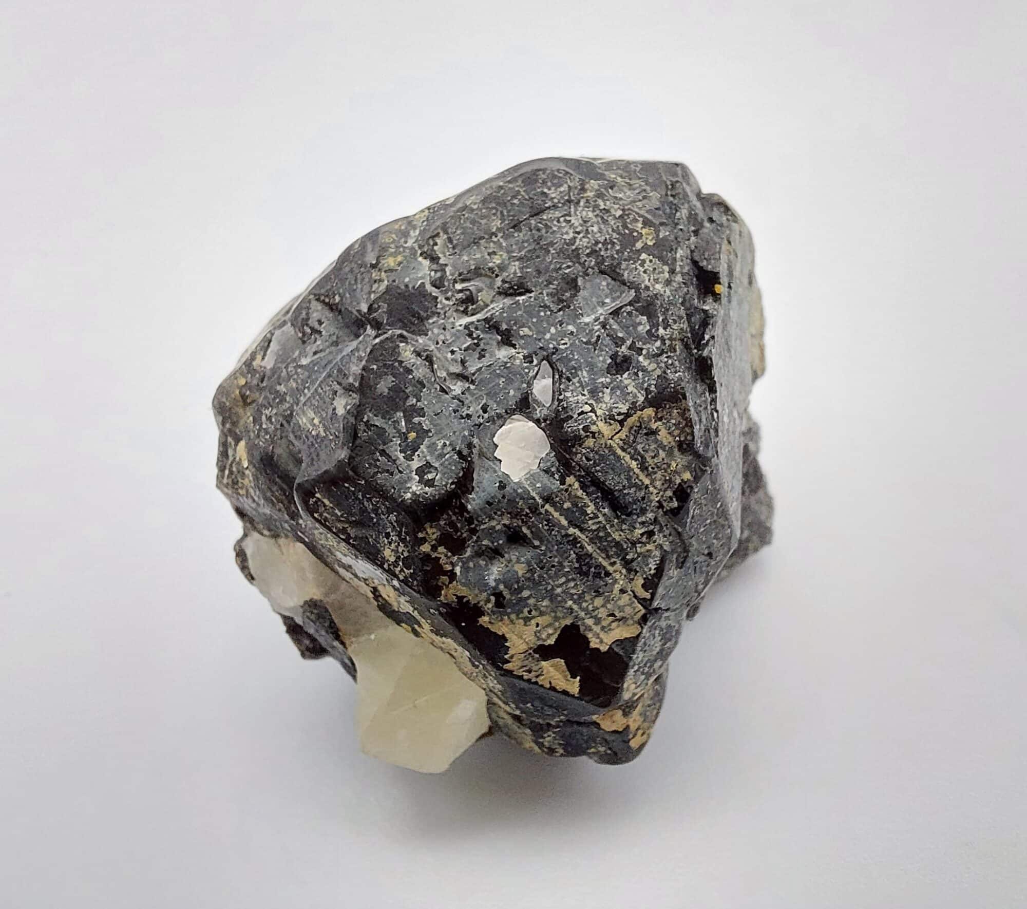 Spinel (var. Pleonaste), Betroka, Anosy, Madagascar.