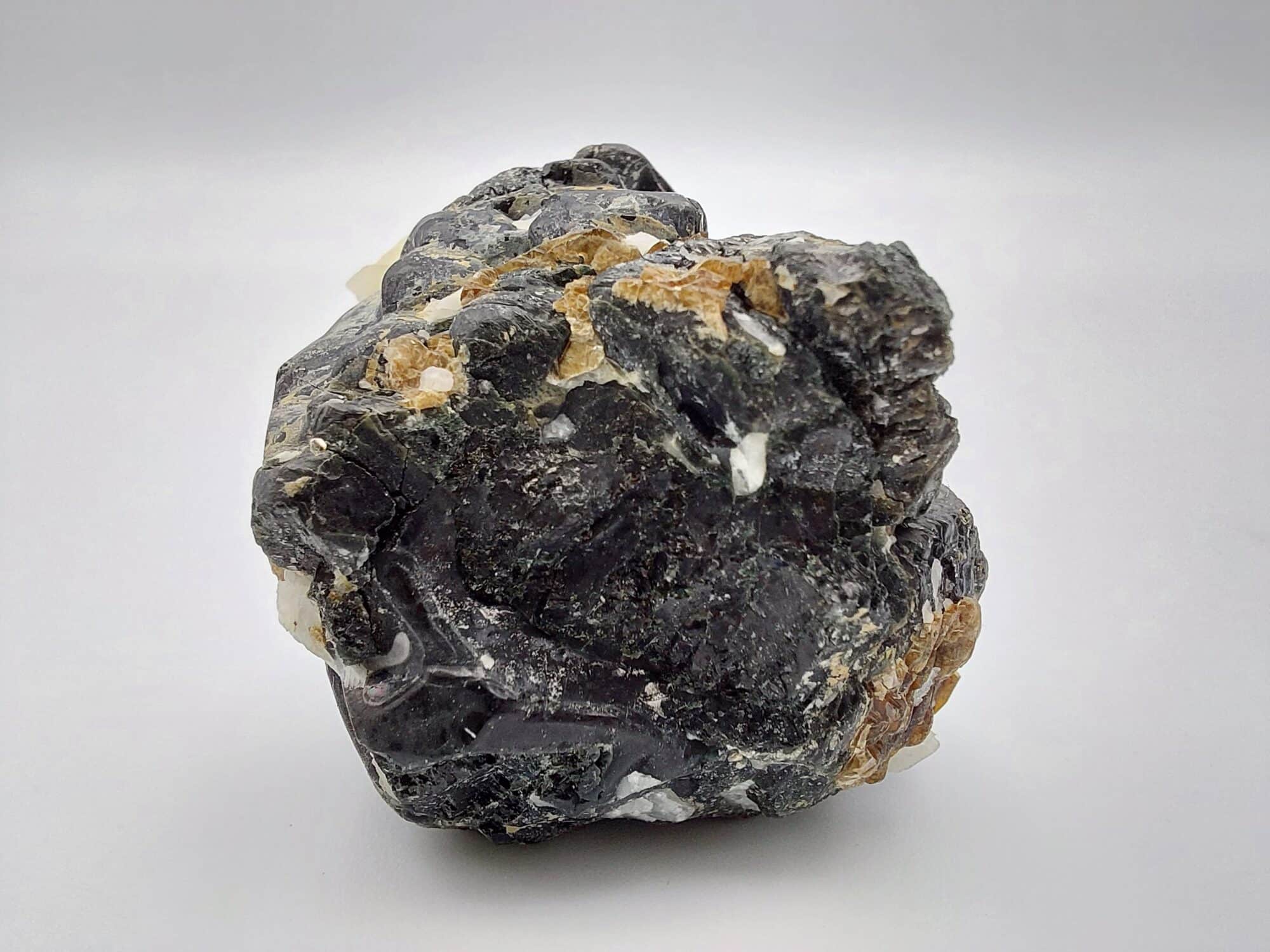 Spinel (var. Pleonaste), Betroka, Anosy, Madagascar.