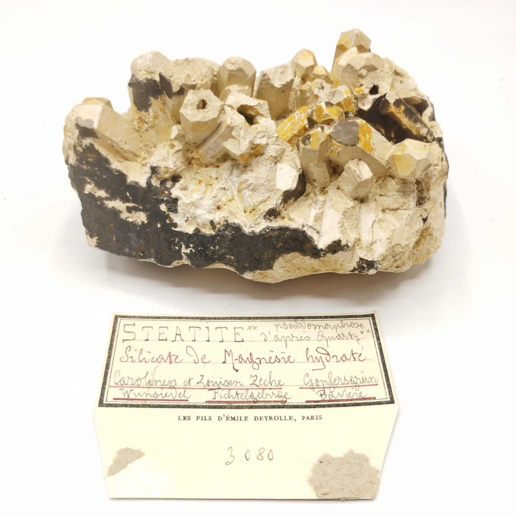 Mineral specimens in pseudomorphosis and perimorphosis